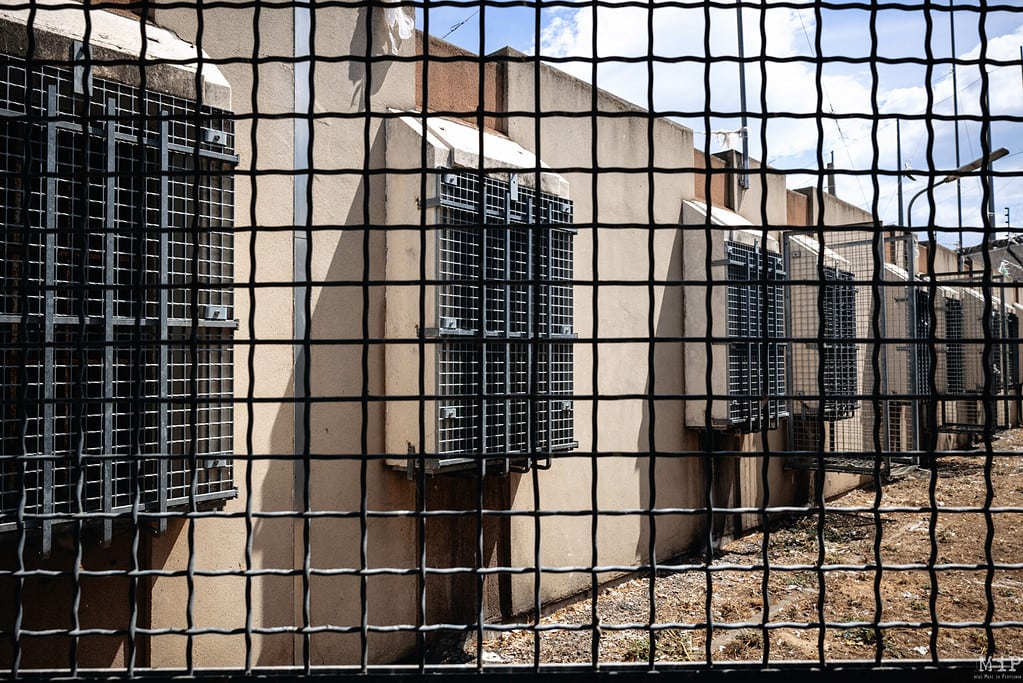 Exclusif l Visite au cœur de la prison de Perpignan avec le sénateur ...