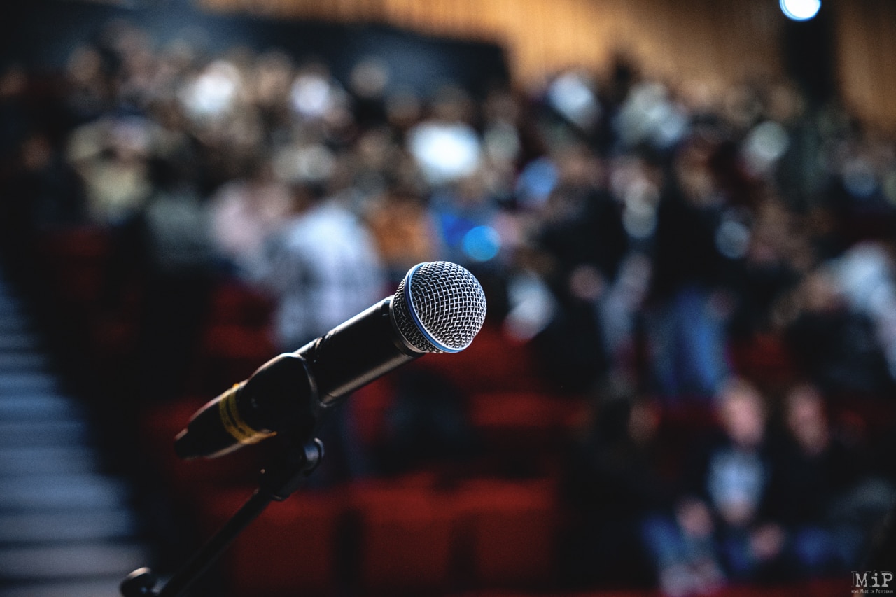Ces Comedy clubs ouvrent leur "drôle de scène" à Perpignan et à Amélie ...
